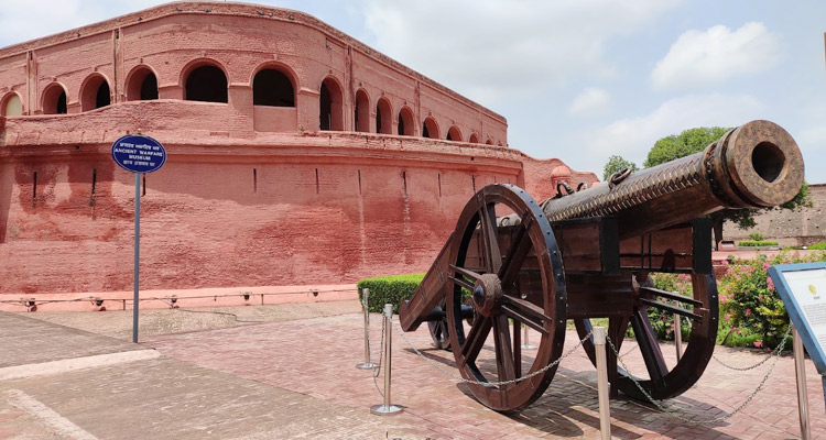 Gobindgarh Fort Amritsar (Entry Fee, Timings, History, Built by, Images ...
